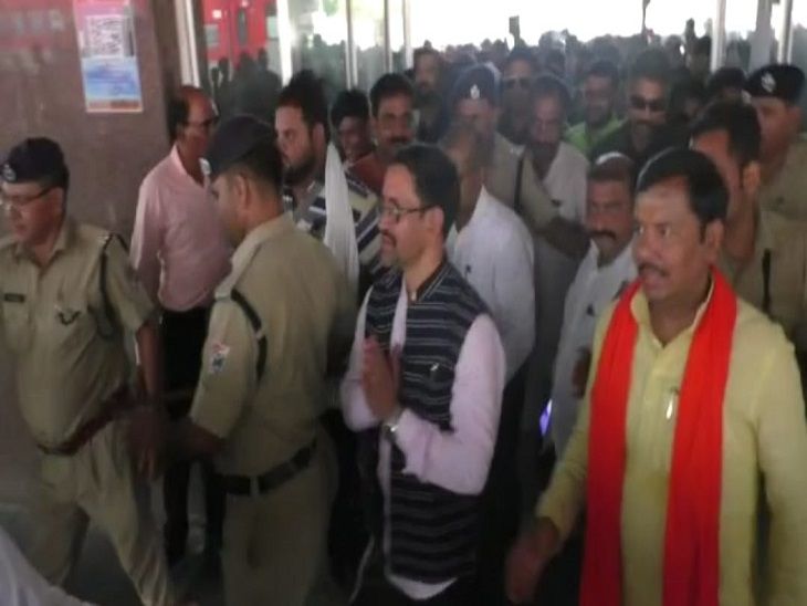 Azamgarh BJP MP who reached said attack on SP | आजमगढ़ पहुंचे भाजपा ...