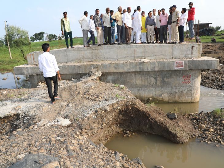 Inspected the culvert being built at Nipania Dam and Manglia; | पुलिया ...