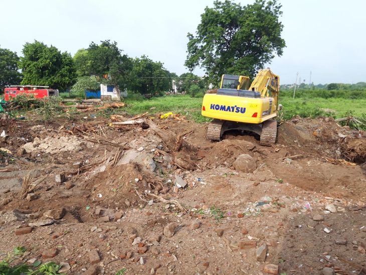 JCB, Poklane arrived at 6 am; Root clear in 2 hours; 1 km away Samadhi ...