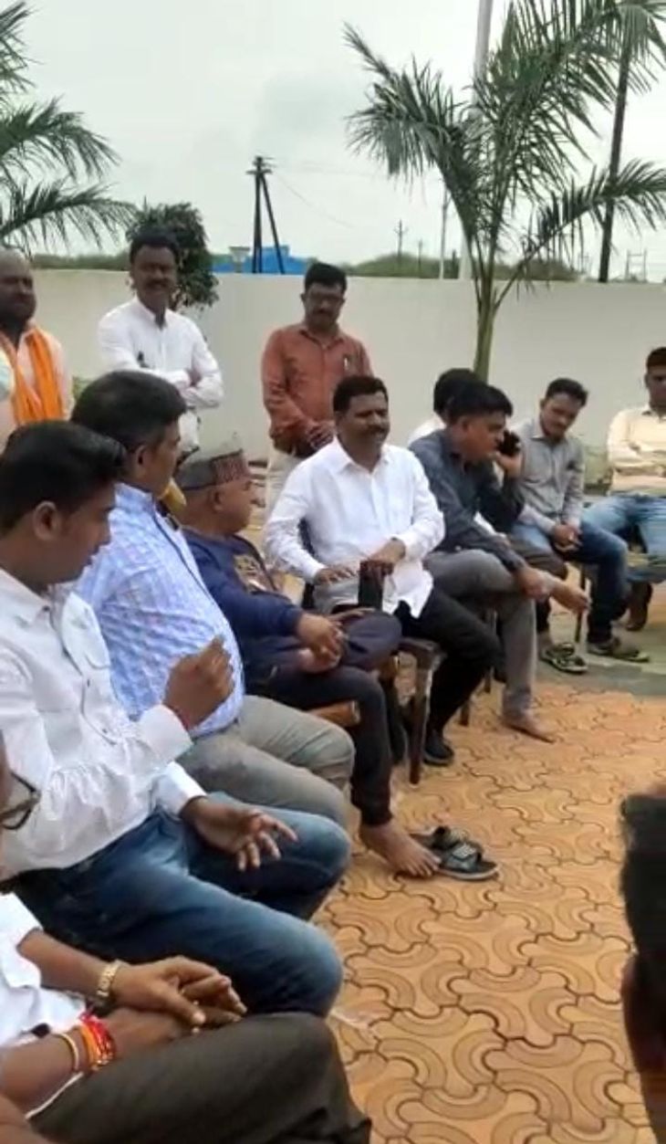 Villagers reached the house of district panchayat president, the ...