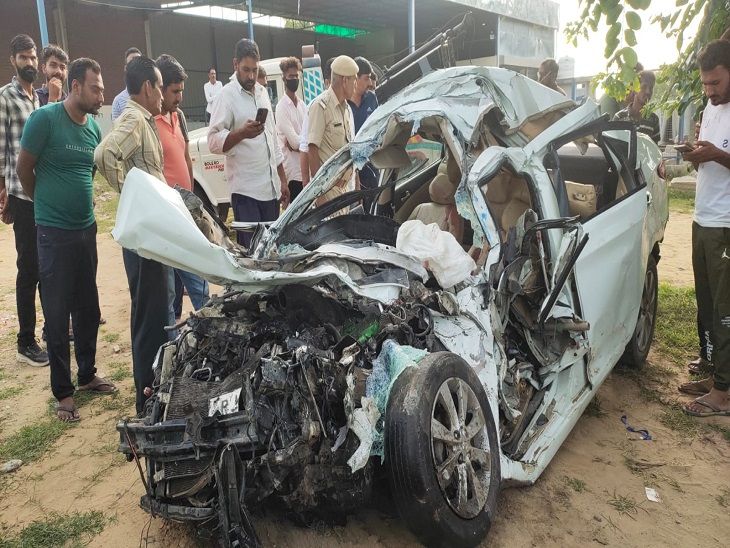 High speed roadways bus hit the car, dragged it to 70 feet | सड़क हादसे ... High speed roadways bus hit the car, dragged it to 70 feet | सड़क हादसे ...