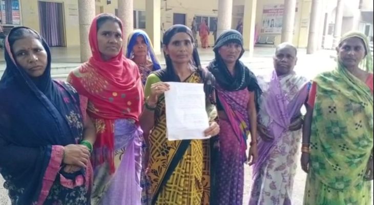 Women appeal to Banda DM: Demand for installation of electric poles and ...