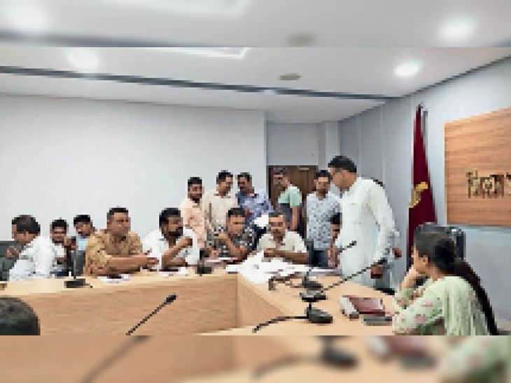 As soon as the meeting started in the mini secretariat, the XEN NP ...