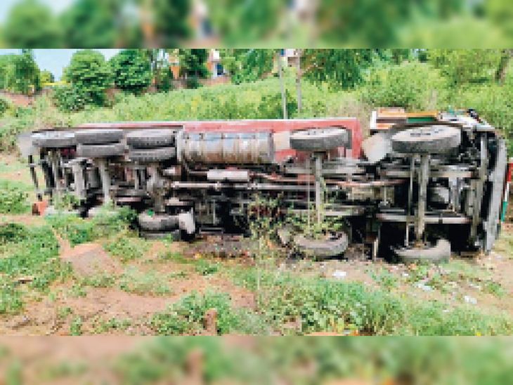 A tanker filled with mustard oil overturned near village Pali, accusing ...