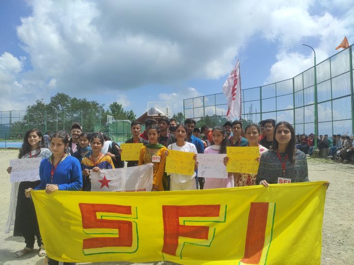 Shimla: Demonstration of SFI Theog College Unit | SFI ठियोग कॉलेज इकाई ...