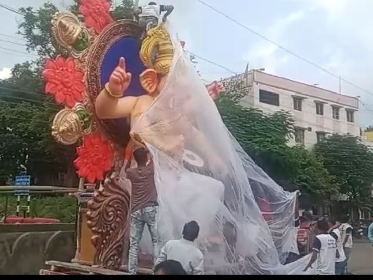 The process of carrying idols started in the afternoon, after 2 years ...
