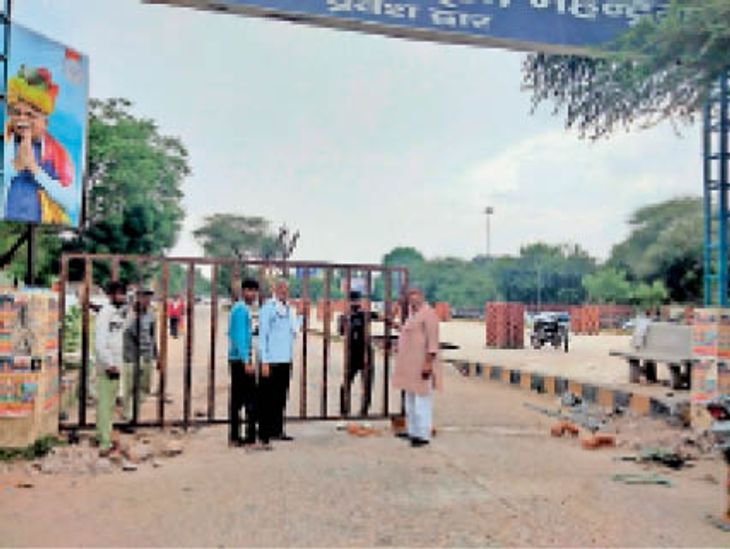 Maingates installed at the main gates of the bus stand, now private ...