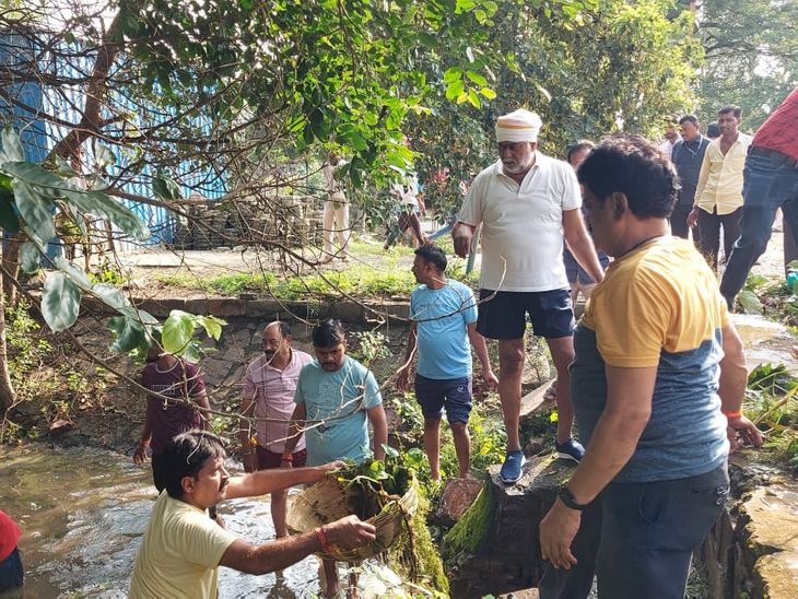 Once again the Union Minister of State started Shramdan, the whole pond ...