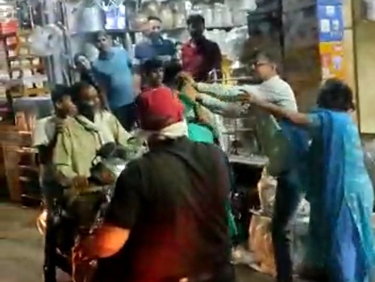 Gwalior Woman High Voltage Drama Video Footage | Gwalior News | ग्वालियर में महिला का हाई ...