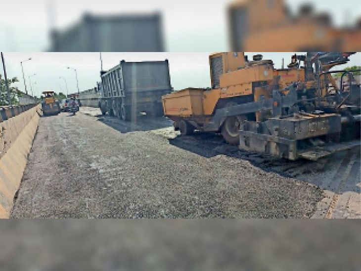 Construction work of mastic road started from 18 lakhs on railway ...