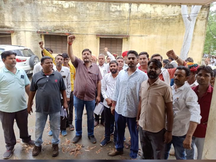 Angry people of 3 gram panchayat laid siege to AEN, submitted ...