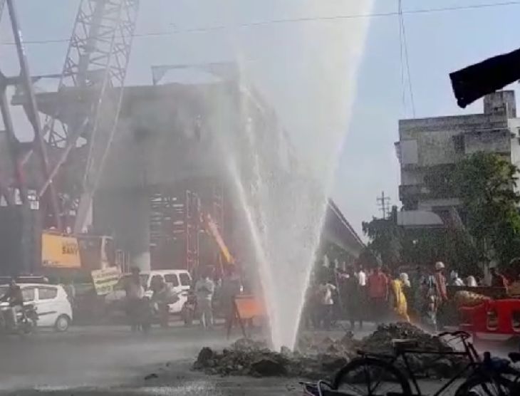 The company that made the flyover bridge broke the main pipeline, water ...