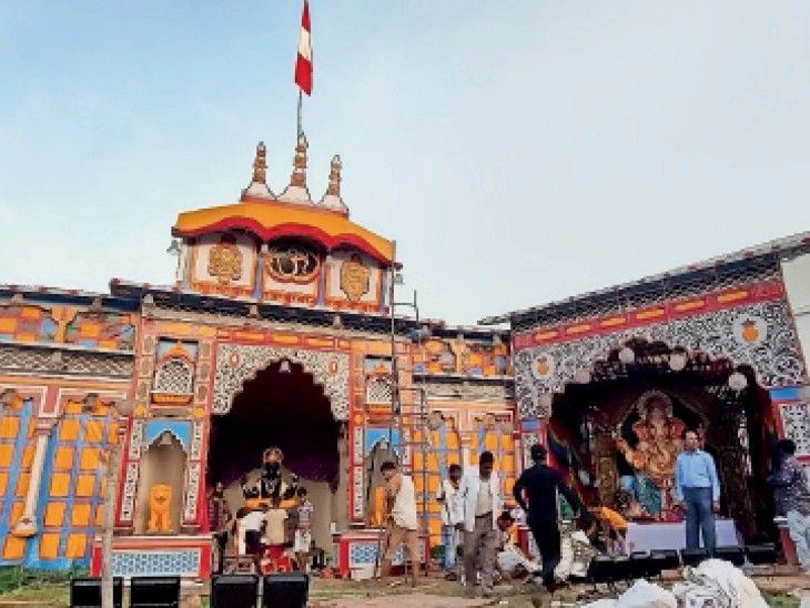 Tableau made on the lines of Badrinath Dham, devotees gathering for ...