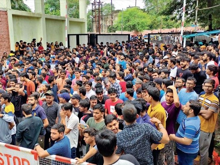 Angry students kept the main gate of MANIT closed for 10 hours, 400 ...