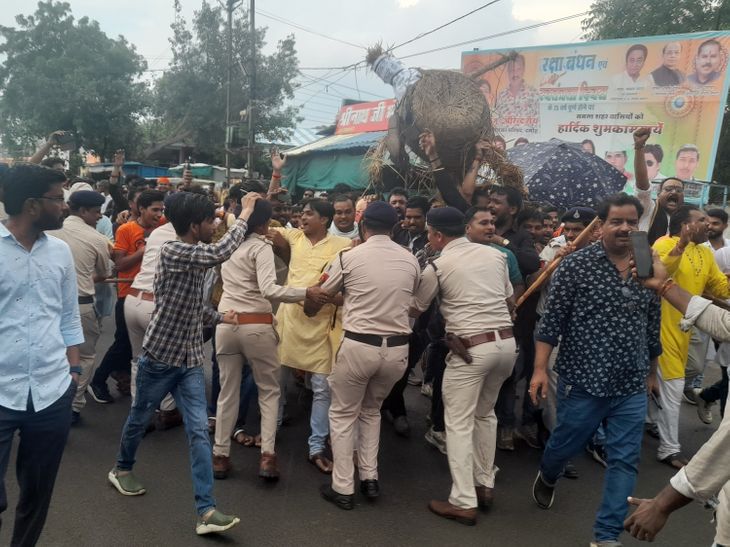 Both burnt the effigy of the accused of rape, OBC organization gave a ...