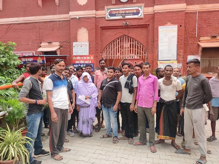 Cremation stayed for half an hour at Manikarnika Ghat, Members of the ...