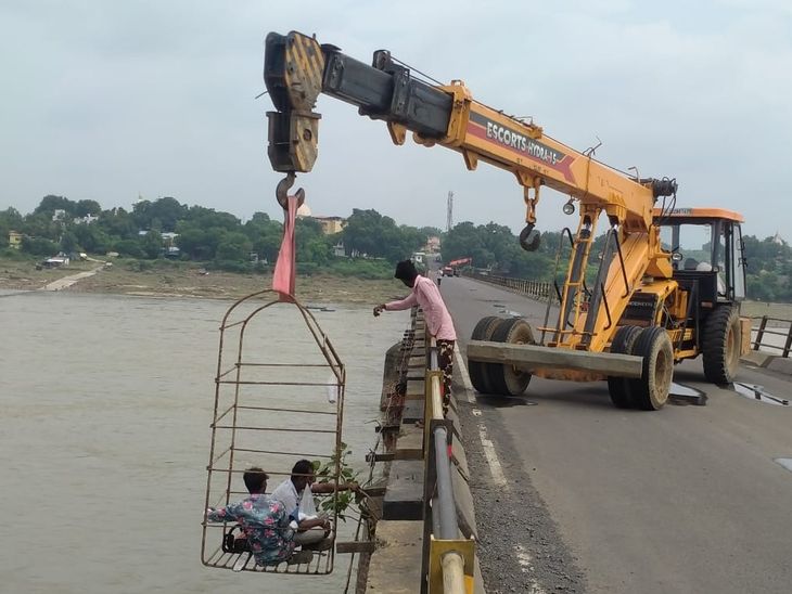 Modern machines are being done to improve the pillars on the bridge ...