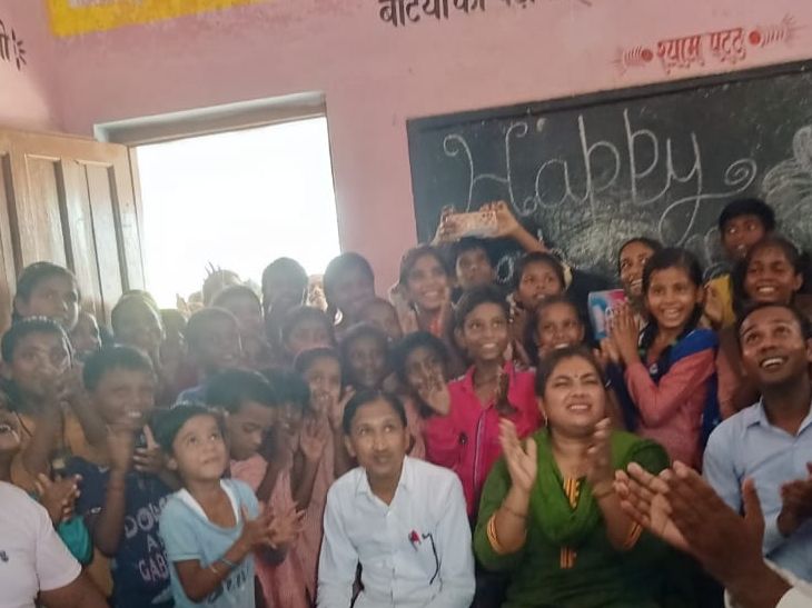 Gurujan was awarded by giving memento and booklet in schools, cake cut ...