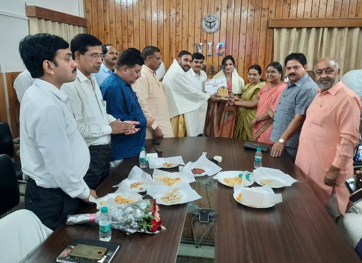 Teacher's Day Surendra Sharma of Aligarh got state award, teachers were ...