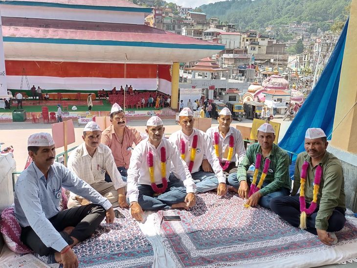 Sixth day of continuous fast in NPSEA Mandi, The employees, including ...