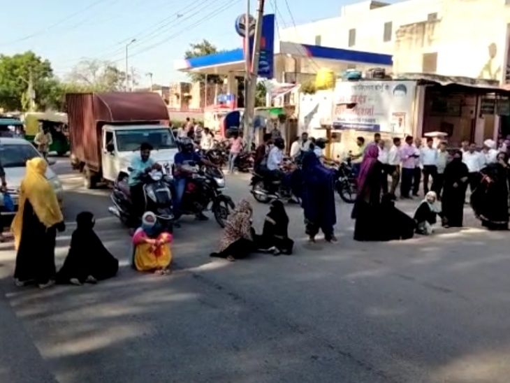 Women troubled by water problem stopped traffic in Chomu