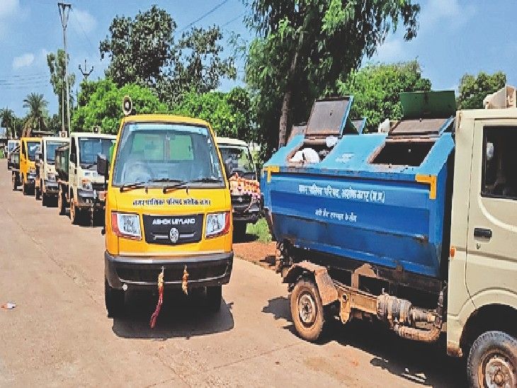 People stopped the vehicles arriving to dump the garbage on the Khiria ...
