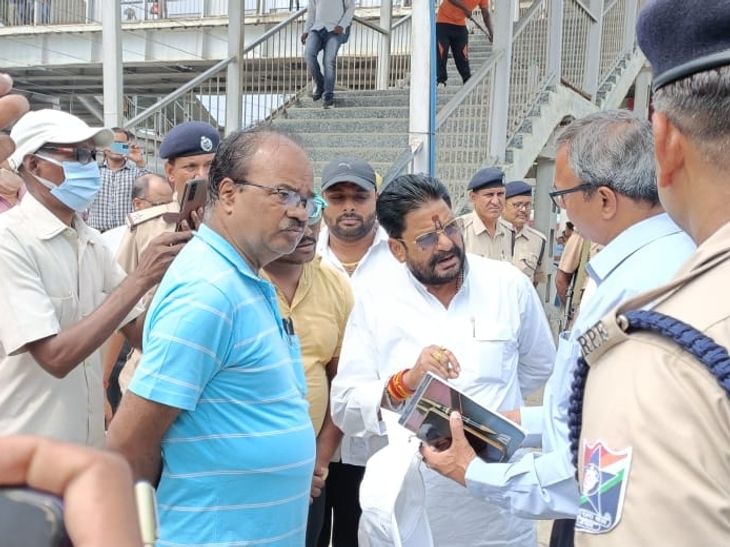 Sadar MLA Jackson Sahu handed over the sheet to the Additional Railway ...