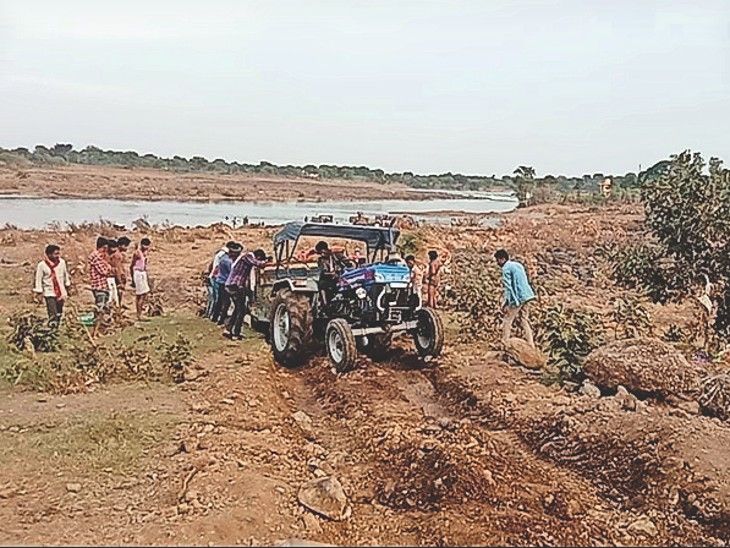 Illegal excavation of sand started again in broad daylight as soon as ...