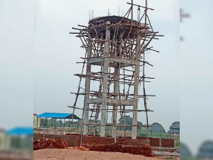 Under the Jal Jeevan Mission, the work of the overhead tank being built ...