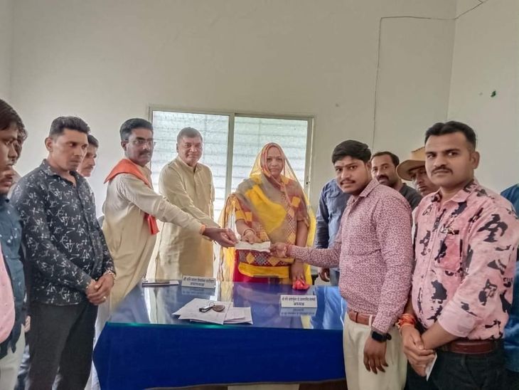 Chhatar Singh Darbar, MP of Dhar Mhow Lok Sabha constituency, gave ...