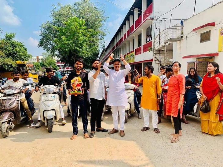 Immersion journey of idols taken out with pomp till late night, city ...