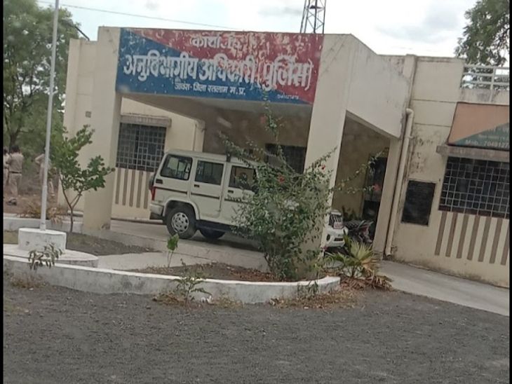 Beach market incident in Piploda, police became active | दुकान के बाहर ...