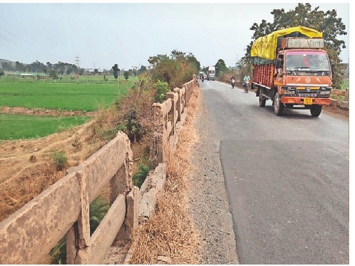 The broken railing of the Ghoda Pachad river bridge, the villagers ...