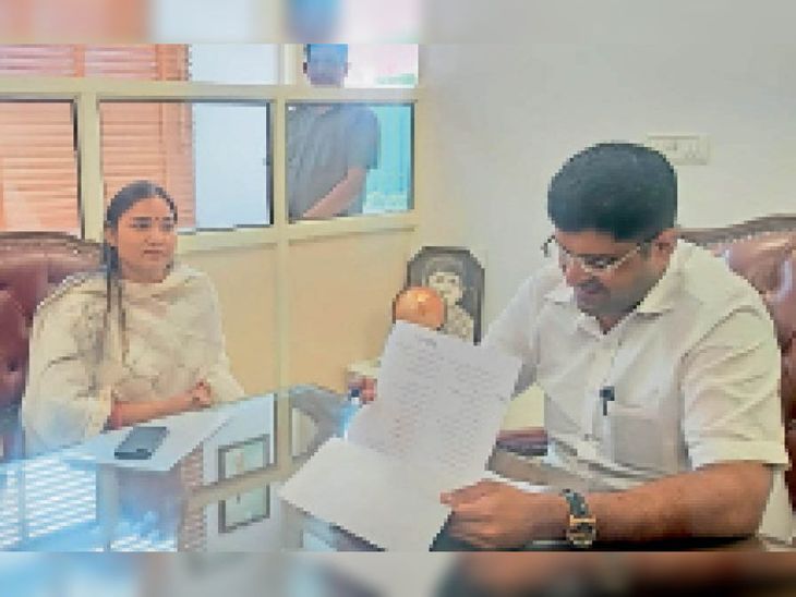 MLA Renu Bala handed over the list of broken roads of Sadhaura to ...