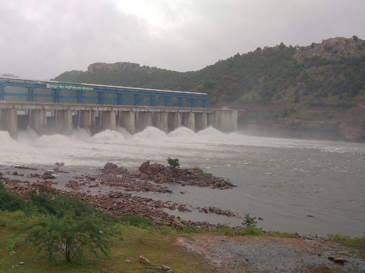 Due to release of water from Sujara dam, water increased in Dhasan, the ...