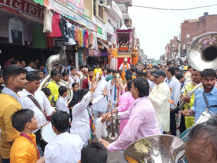 Lord Mahavir Swami's Rath Yatra came out with pomp in Jasrana Devotees ...