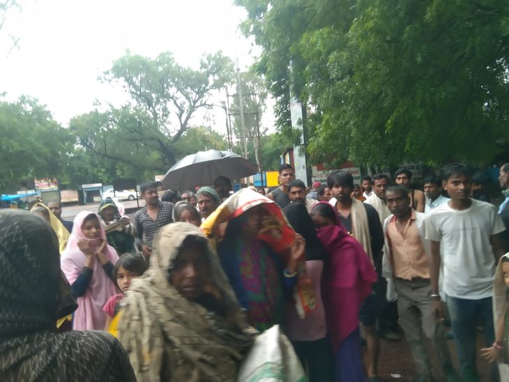 Water filled in the settlement of more than 50 houses in Bharoli ...