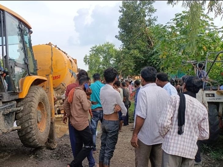 Khimlasa-Kanjia road is becoming a problem for the drivers, jammed due ...