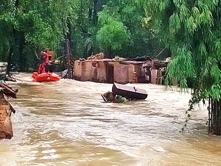 6 inches of rain in 24 hours... pond water entered 30 houses in Bharoli ...