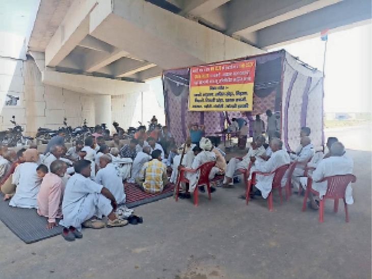 People sitting on dharna again demanding to give way to climb and deboard on Greenfield Highway ...