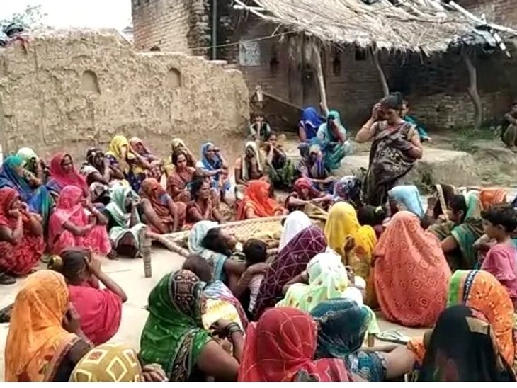 The dead body was found hanging on the thatch with the help of a sari ...