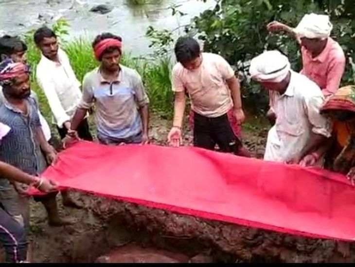 Life lost due to flowing in river, funeral done by law | ग्रामीणों ने ...