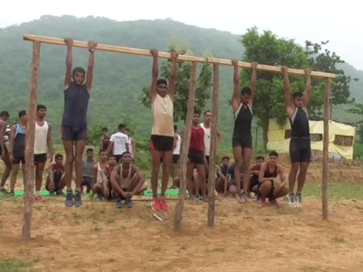 Agniveer is giving training to retired soldiers in the forests of ...