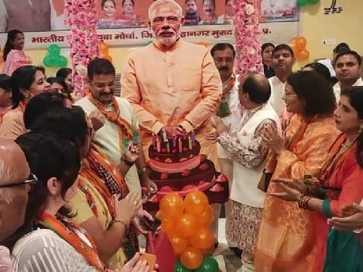 BJP donated blood, then celebrated by cutting cake | रक्तदान कर मनाया ...