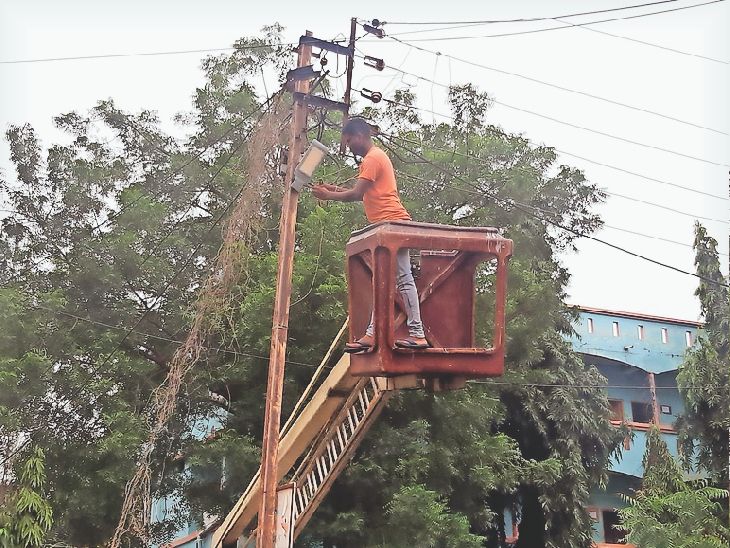 Street light installed in Ward 3, today the road will improve | दैनिक ...