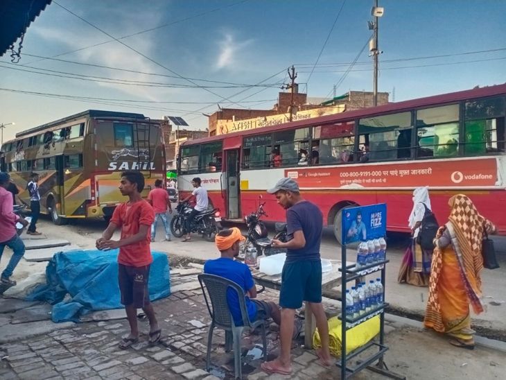 Despite having a bus stop, buses are parked on the road, people of the ...