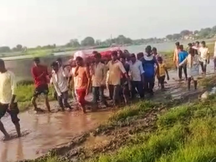 In Malhargarh, the last rites came out of the mud, children pushed the ...