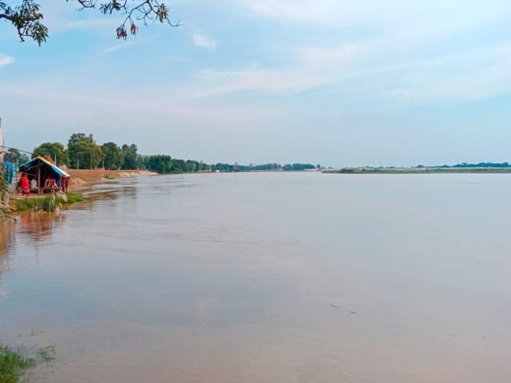 Rapti river's water level increased in Etwah, vacated cowshed People of ...