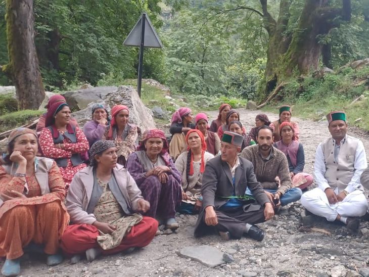 Demonstration of the villagers of Koot in Rampur, Hit the streets ...