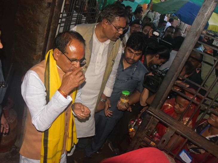 Didi Cafe was shown on the way to Chargaon in Mandla, when she returned ...